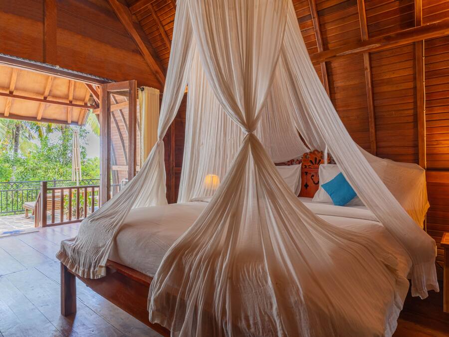 Quarto casal luxo, vista para o jardim | Escrivaninha, roupa de cama