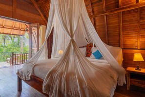 Quarto Duplo Deluxe, vista para o jardim | Secretária, roupa de cama fornecida 