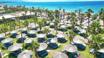 Praia particular, espreguiçadeiras, guarda-sóis 