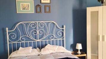 Quarto conforto | Escrivaninha, espaço de trabalho para notebook, cortinas blackout