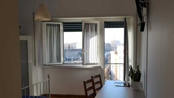 Quarto conforto | Escrivaninha, espaço de trabalho para notebook, cortinas blackout