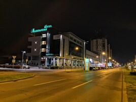 Fachada do alojamento (tarde/noite)