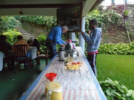 Café da manhã com pratos da culinária local grátis todos os dias