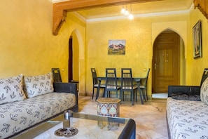 Apartamento Comfort, 2 quartos | Sala de estar | TV de ecrã plano 