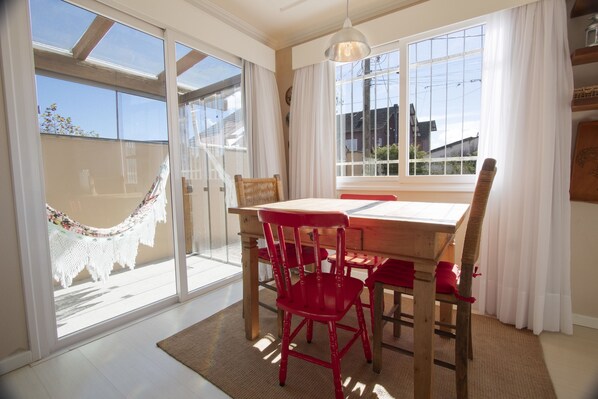 Apartamento, 2 quartos | Refeições no quarto