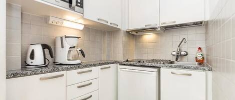 Estúdio | Cozinha privada | Um frigorífico, um micro-ondas, uma cafeteira/bule, uma cadeira de bebé