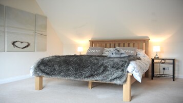 Casa de Campo Deluxe, 2 quartos, não fumadores, junto ao lago | 1 quarto, com decoração personalizada, com mobília individualizada 