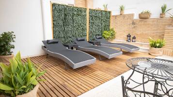 Terraço com espreguiçadeiras