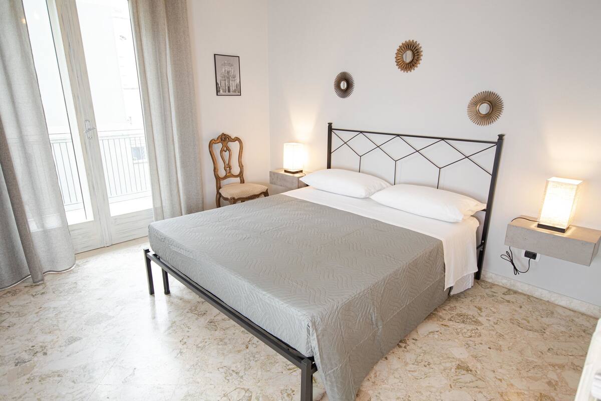 Quarto casal superior, 1 cama Queen, sacada | 1 quarto, cortinas blackout, Wi-Fi de cortesia