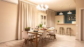 Apartamento, 2 casas de banho | Refeições no quarto