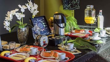 Pequeno-almoço tipo buffet diário (44 BRL por pessoa)