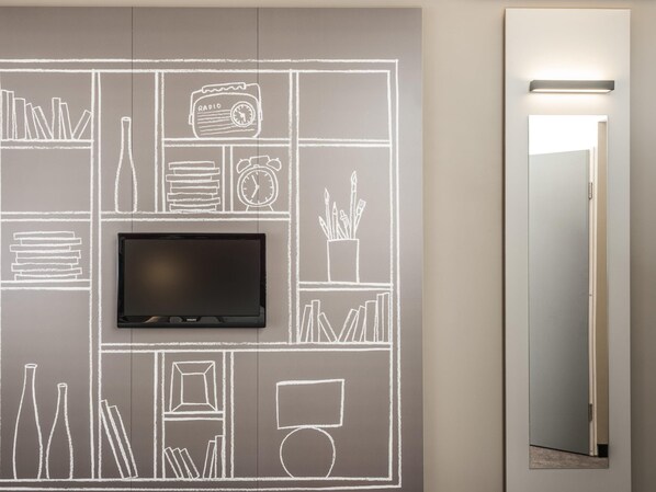 Quarto standard, 1 cama de casal, acessível | Frigobar, escrivaninha, cortinas blackout, quartos à prova de som