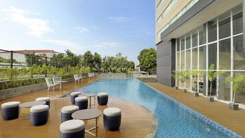 2 piscinas externas, funciona das 6h às 21h, guarda-sóis