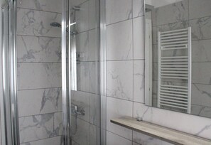 Apartamento clássico | Banheiro | Chuveiro, produtos de toalete grátis, secador de cabelo, bidê