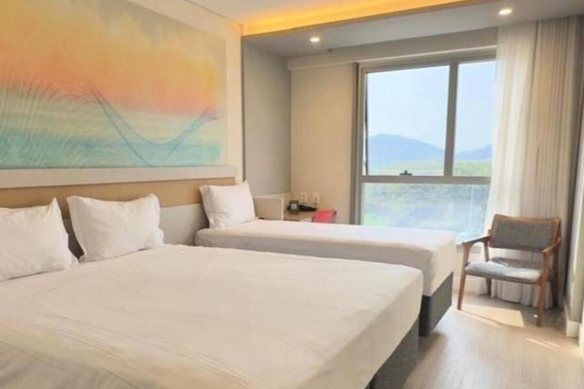 Minibar, cofre com capacidade para portátil, cortinas/cortinados opacos 