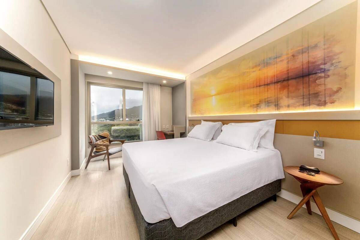 Minibar, cofre com capacidade para portátil, cortinas/cortinados opacos 