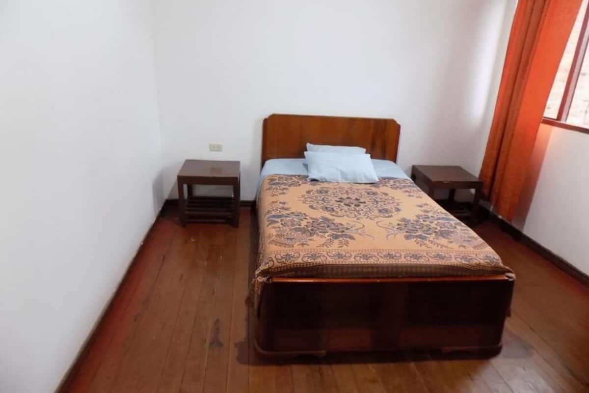 Quarto Individual Económico, 1 quarto, casa de banho partilhada | Cofre no quarto, com mobília individualizada
