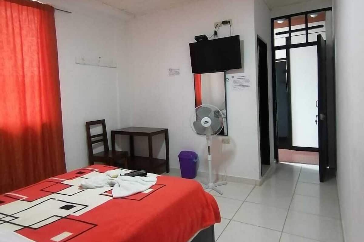 Cofre no quarto, com mobília individualizada