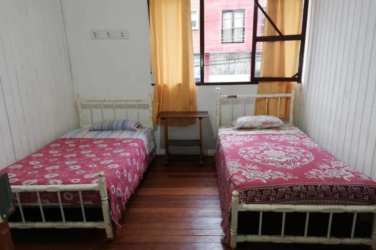 Cofre no quarto, com mobília individualizada