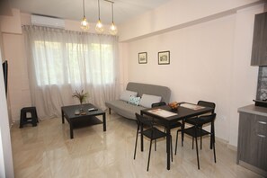 Apartamento conforto, 1 quarto (#3) | Sala de estar | TV de tela plana 43 polegadas com canais via satélite, smart TV