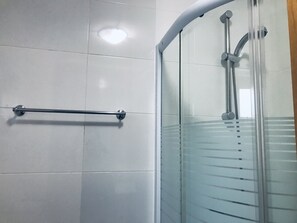 Chuveiro, secador de cabelo, toalhas de banho, sabonete