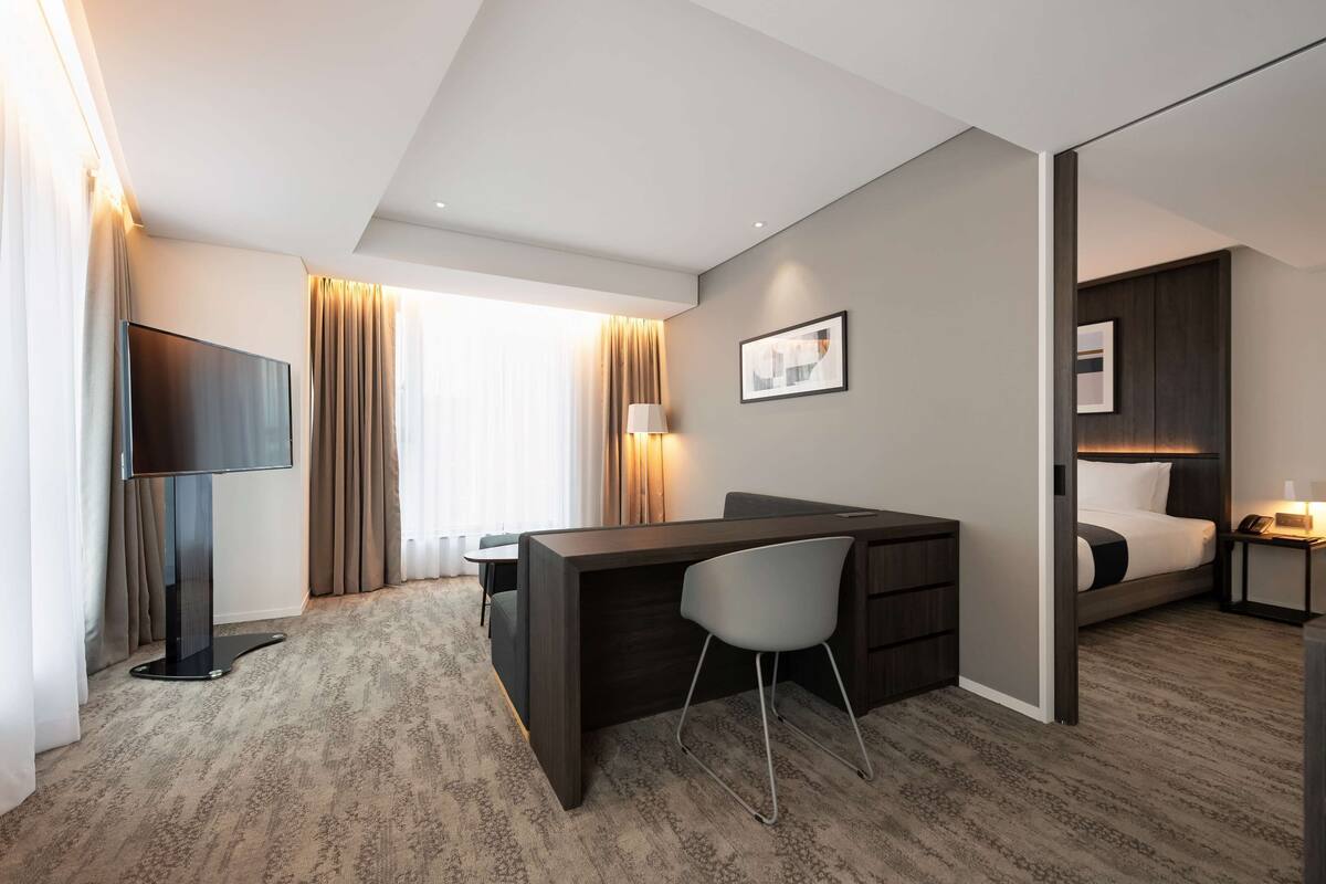 Suite Júnior, 1 cama king-size, não fumadores, banheira (Mini Fridge) | Cofre no quarto, secretária, cortinas/cortinados opacos