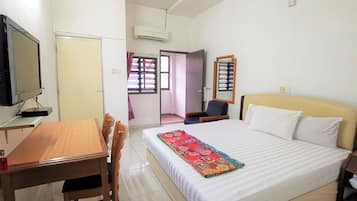 Quarto casal, sacada (AirCond) | Escrivaninha, cortinas blackout, Wi-Fi de cortesia, roupa de cama