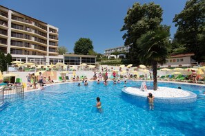 Piscina interna, piscina externa sazonal, guarda-sóis, espreguiçadeiras