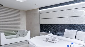 No Window Economy King Room with SPA | Secretária adequada para computadores portáteis, Wi-fi grátis 