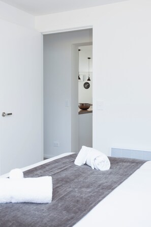 Secretária, ferro/tábua de engomar, berços/camas para crianças 