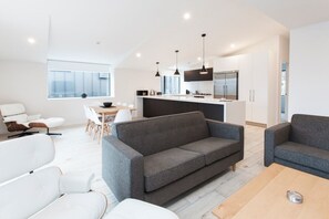 Um frigorífico/congelador grande, um micro-ondas, um forno 