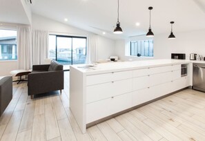 Secretária, ferro/tábua de engomar, berços/camas para crianças 