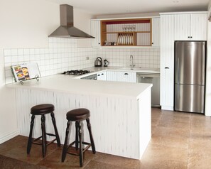 Casa, 3 quartos, para não fumantes | Cozinha privada | Geladeira grande, micro-ondas, fogão, cooktop
