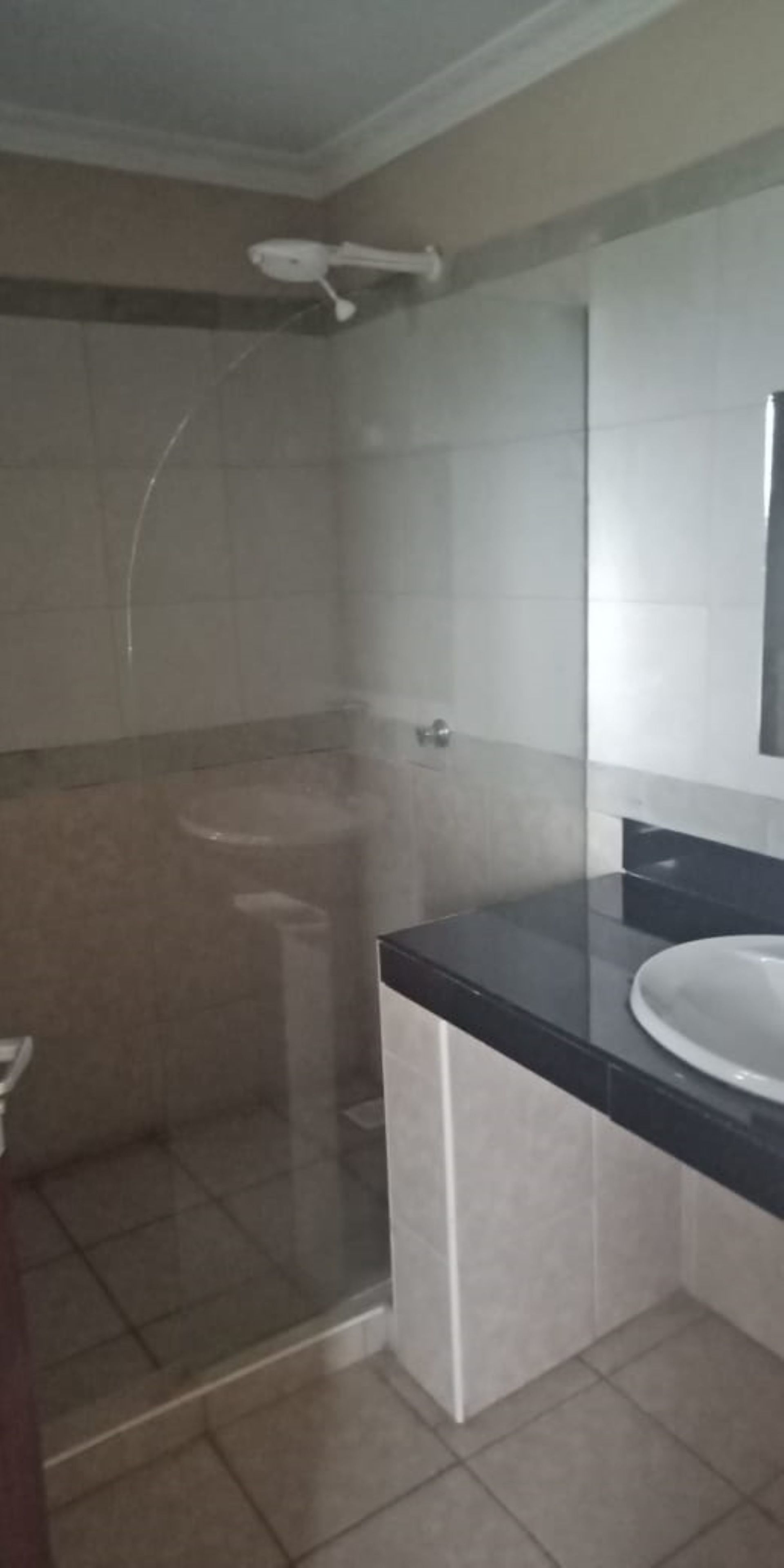 Quarto Duplo Deluxe | Casa de banho | Um polibã, artigos de higiene pessoal grátis, chinelos 