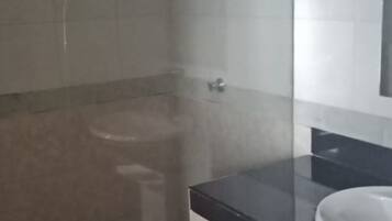 Quarto Duplo Deluxe | Casa de banho | Um polibã, artigos de higiene pessoal grátis, chinelos