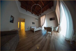 Quarto Quádruplo Deluxe, 1 cama de casal e sofá-cama | Edredões de penas, cofre no quarto, com decoração personalizada 