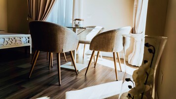 Quarto Quádruplo Deluxe, 1 cama de casal e sofá-cama | Edredões de penas, cofre no quarto, com decoração personalizada 