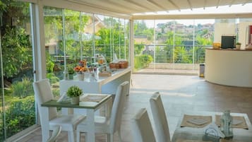 Café da manhã com buffet todos os dias (EUR 7 por pessoa)