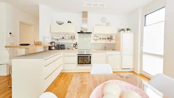 Apartamento, no piso térreo | Cozinha privada | Cafeteira/chaleira, geladeira, fogão, cooktop