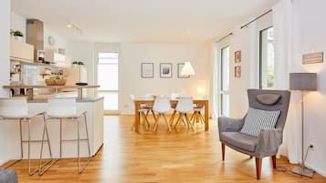 Apartamento, no rés do chão | Sala de estar | TV de ecrã plano