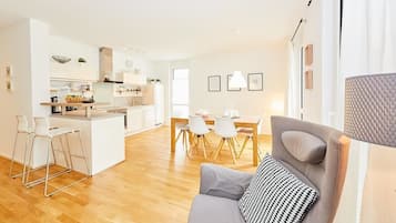 Apartamento, no rés do chão | Cozinha privada | Uma cafeteira/bule, um frigorífico, um forno, uma placa de cozinha