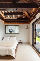 Quarto casal luxo, varanda, vista para a montanha | Roupas de cama premium, camas com colchões pillow-top, Wi-Fi de cortesia