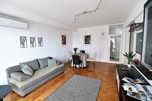 Apartamento, 2 quartos, varanda | Sala | TV de ecrã plano 
