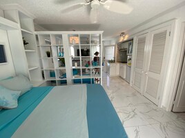 Deluxe studio suite | Cozinha privada | Geladeira, micro-ondas, talheres/pratos/utensílios de cozinha