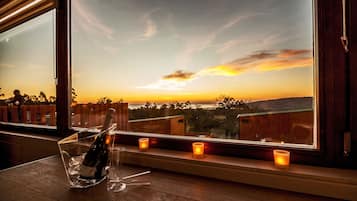 Suíte luxo, banheira de hidromassagem | Vista do quarto