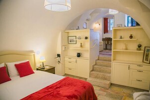 1 quarto, cofres nos quartos, individualmente mobiliados, escrivaninha