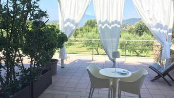 Quarto Twin Comfort, vista para o jardim (Viola) | Terraço/pátio interior