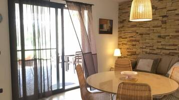 Apartamento, 1 quarto | Sala de estar | TV de ecrã plano