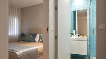 Apartamento superior, 1 quarto | Individualmente decorados, individualmente mobiliados, escrivaninha