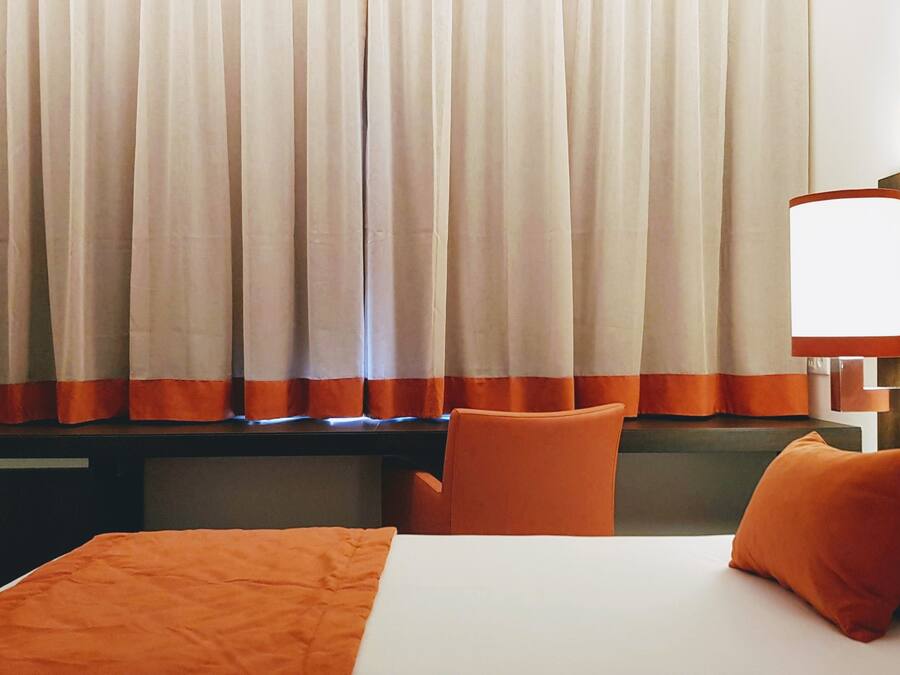 Cofre com capacidade para portátil, secretária